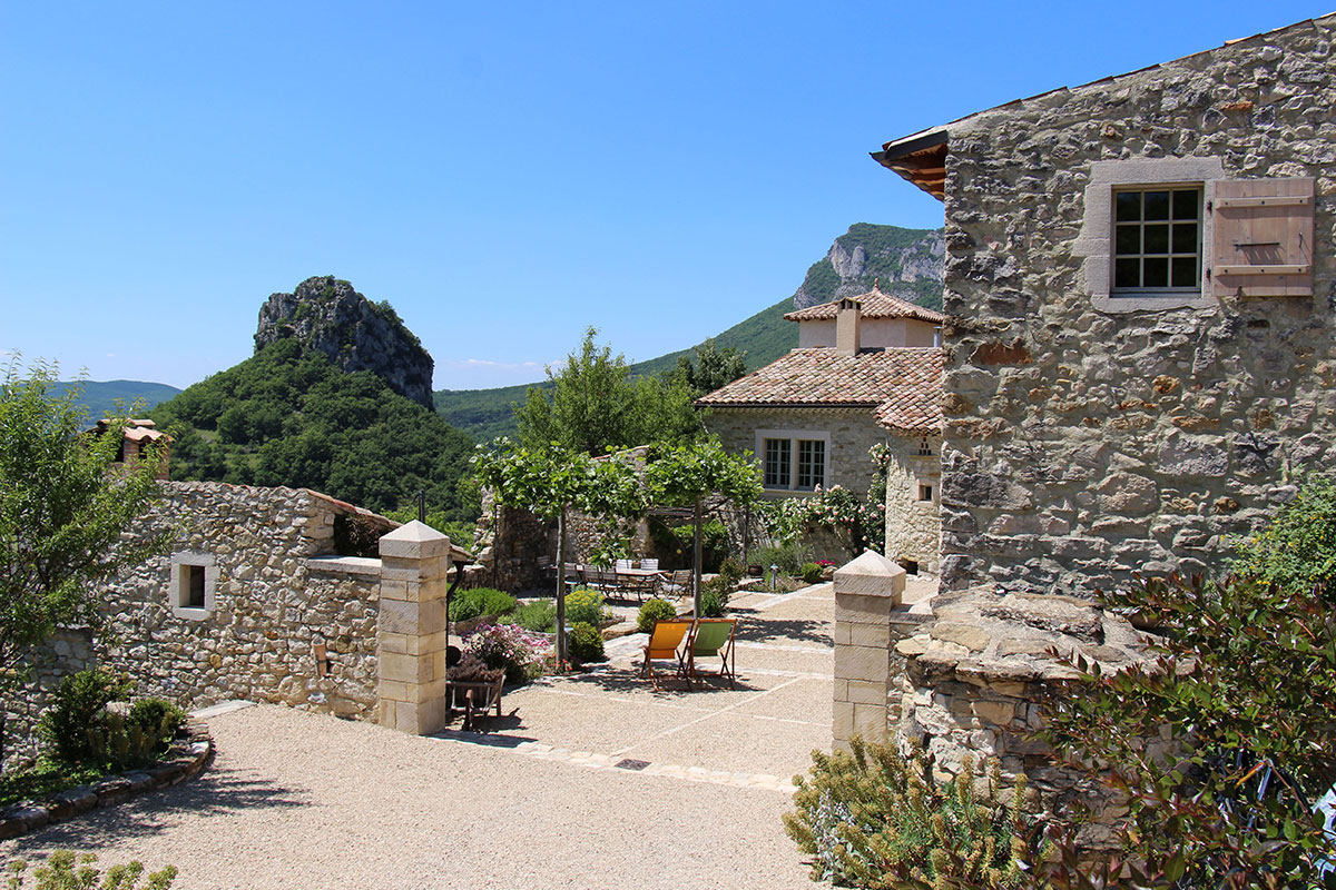Saoû dans la Drôme village à découvrir
